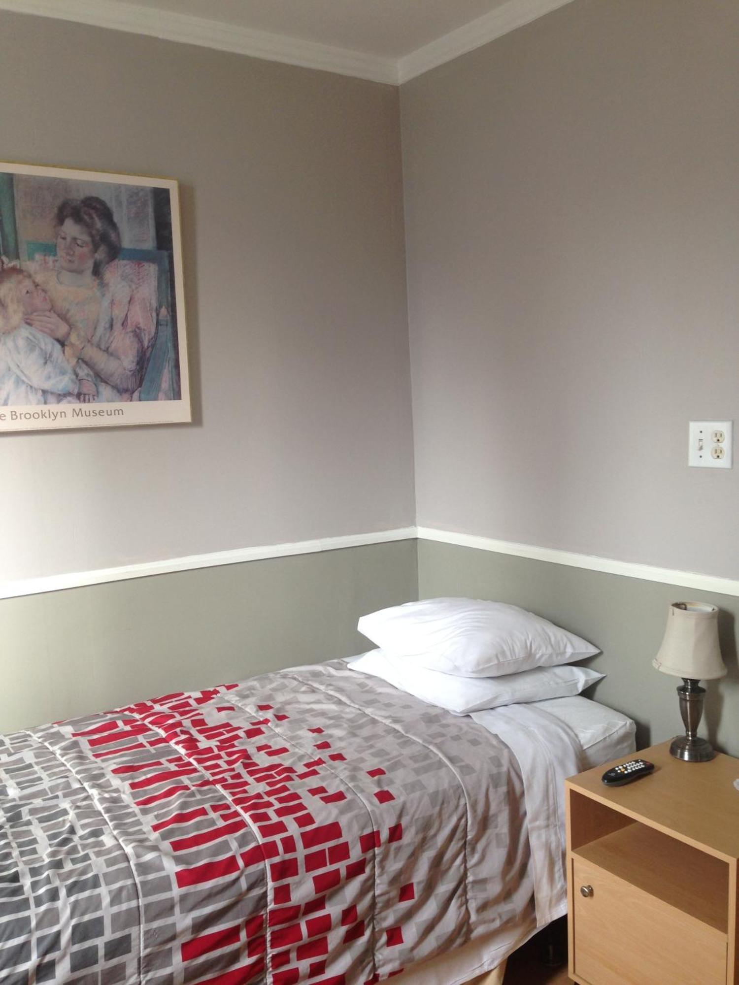 HOTEL REX | ⋆⋆ | TORONTO, CANADA | SEASON DEALS FROM $94